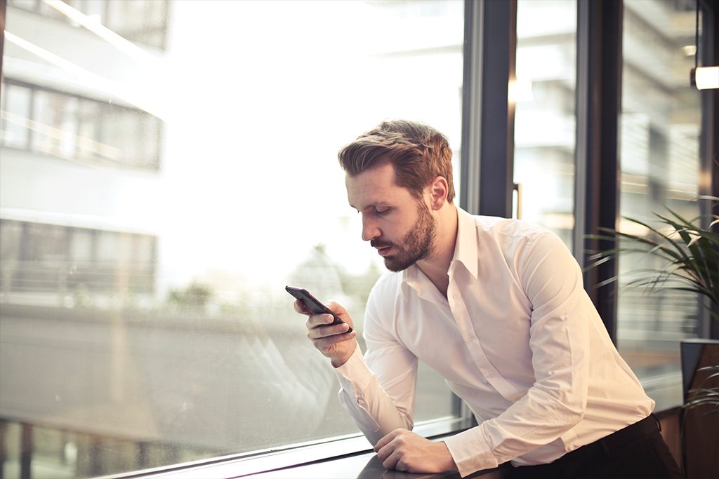 Watch behind the scenes of mobile platform wars - Solitaire Infosystems